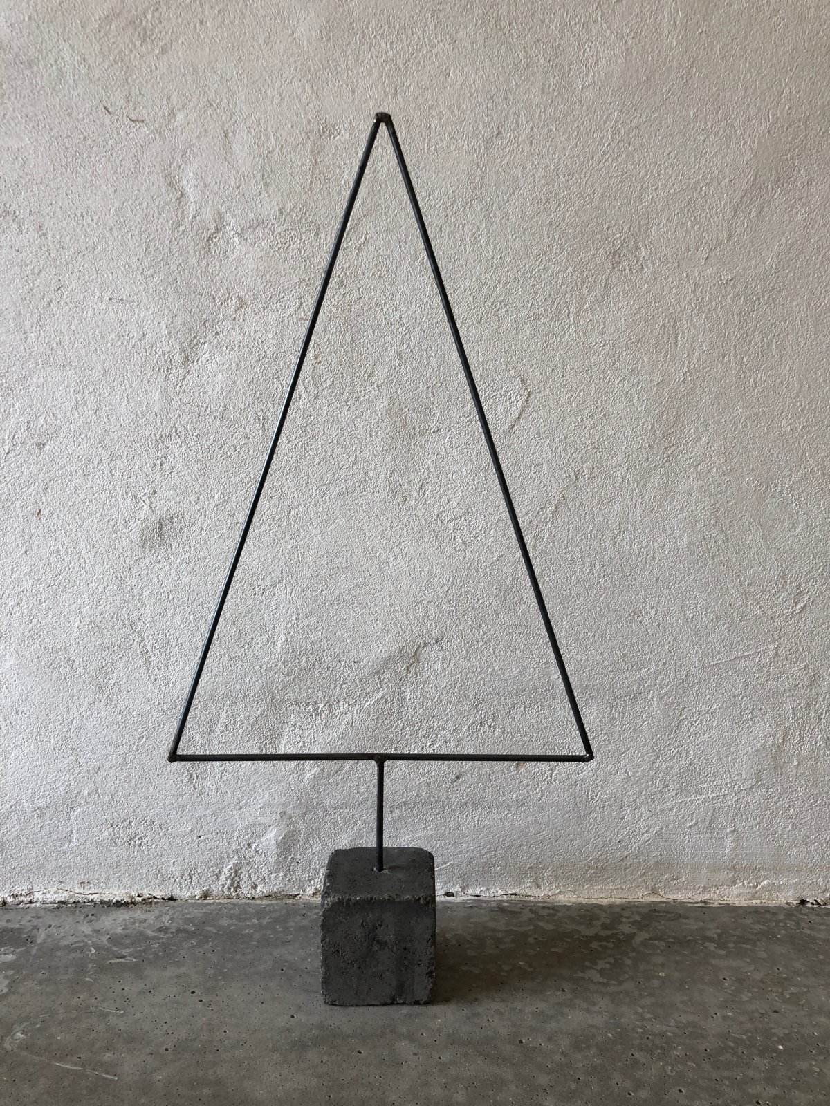 Rå jern juletræ i sten 110 cm - TREKANT JULETRÆ - Eksklusive ...